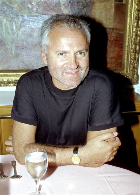 Gianni Versace Biografía Legado Y Muerte Del Fundador De Versace