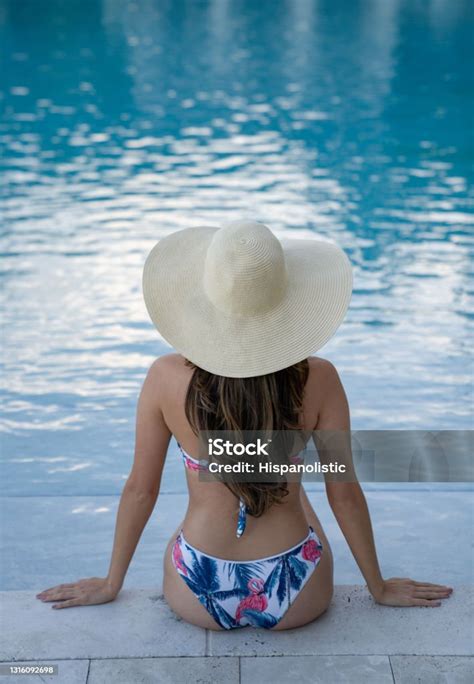 여름을 즐기면서 모자를 쓰고 수영장에서 일광욕을 하는 여성 30 34세에 대한 스톡 사진 및 기타 이미지 30 34세 관광 관광 리조트 Istock