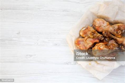 구운된 치킨 드럼 스틱 흰색 배경에 나무 평면도 위에서 공간에 복사 합니다 0명에 대한 스톡 사진 및 기타 이미지 0명