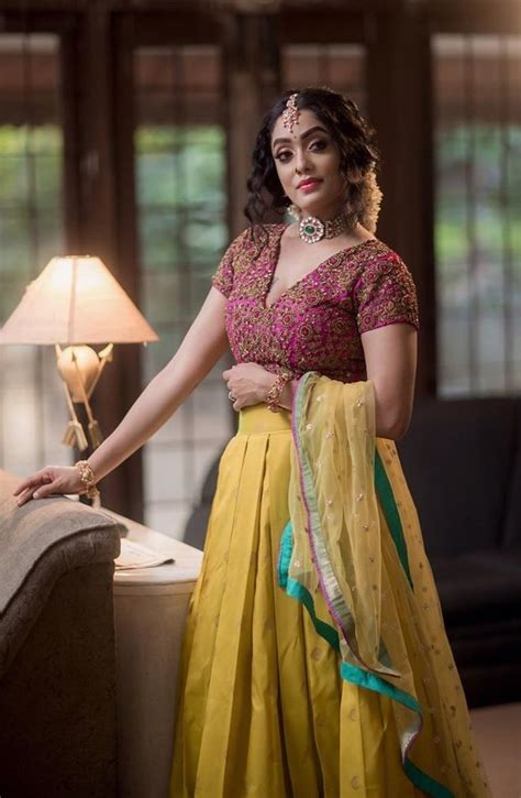 காந்த கண்களால் ஓவர் கிளாமர் காட்டி… ரசிகர்களை மயக்கும் நடிகை அபிராமி