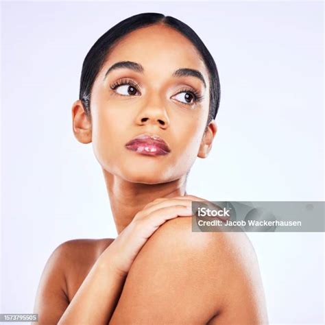 생각하고 빛나고 하얀 스튜디오 배경에 스킨케어 화장품 피부과를 가진 여자 여성 자연의 아름다움과 웰빙 맨손과 미학과 건강이 있는 아이디어가 있는 모델 20 24세에 대한