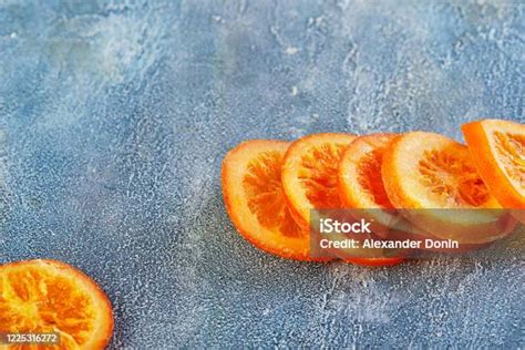 파란색 배경에 말린 오렌지 또는 귤 조각 채식주의와 건강한 식사 복사 공간 0명에 대한 스톡 사진 및 기타 이미지 0명