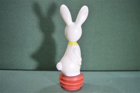 Купить Игрушка пластмассовая Заяц зайчик на пищалке Клеймо Пластмасса СССР в интернет