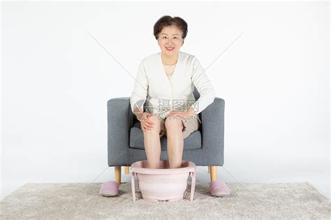 老人洗脚高清图片下载 正版图片501206182 摄图网