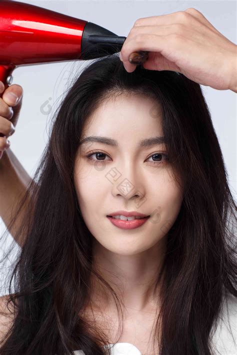 年轻女人做头发 包图企业站