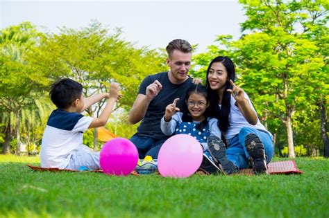 Familia Feliz Disfrutando En El Parque Foto Premium