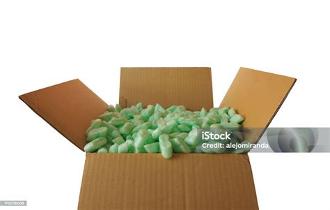 골 판지 상자의 개체에 이동 상자를 보호 하는 데 사용 하는 녹색 플라스틱 거품의 조각의 전체 전면 보기 0명에 대한 스톡 사진