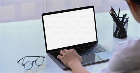 사무실 책상에서 컴퓨터 노트북으로 작업하는 사업가의 어깨 너머로 보기를 닫습니다 사진 Unsplash의 랩톱 이미지