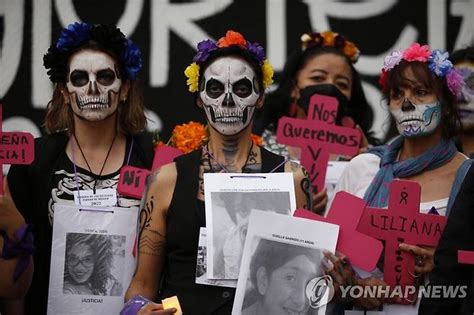 멕시코 망자의 날에 페미사이드 반대하는 여성들