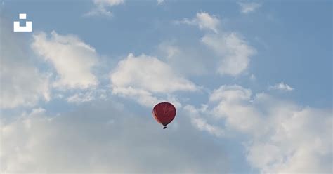 푸른 하늘에 빨간 열기구 사진 Unsplash의 무료 영국 이미지