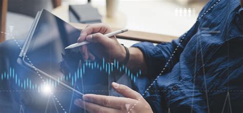 사무실에서 작업 하는 동안 손에 태블릿을 들고 전자 펜을 사용 하는 사업가 디지털 다이어그램 그래프 인터페이스 가상 화면 연결 아이콘의 개념 와이드 포맷 투자에 대한 스톡