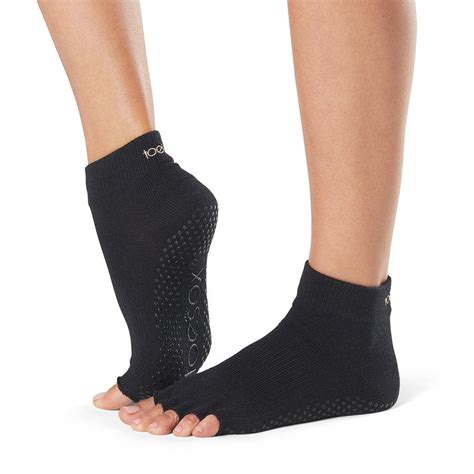 10 Best Pilates Socks To Buy In 2025 According To A Fitness Pro
