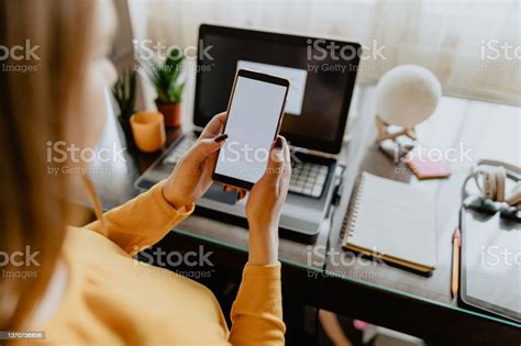 홈 오피스에서 흰색 화면이있는 스마트 폰을 사용하는 여성 25 29세에 대한 스톡 사진 및 기타 이미지 25 29세 Brand Name Smart Phone 가정