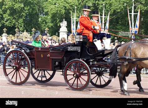 Graf Und Gräfin Von Wessex Mit Ihren Zwei Kindern Frau Louise Windsor Und James Viscount