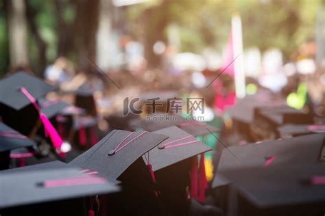 毕业典礼上的一群毕业生。祝贺大学学位中的观念教育。毕业典礼。聚焦流苏粉色。高清摄影大图 千库网