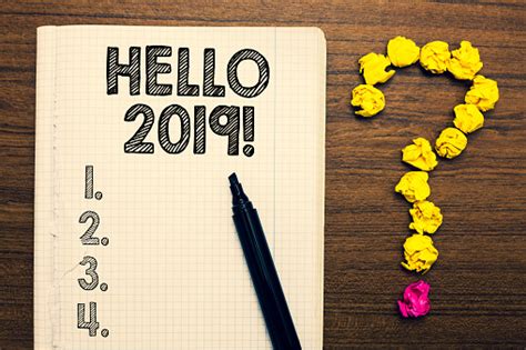 단어 쓰기 텍스트 Hello 2019 식 또는 전화 노트북 마커 응답 인사말의 제스처에 대 한 비즈니스 개념 구겨진 종이 형성