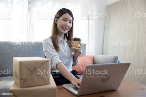 가정에서 일하는 아시아 여성 중소기업 비즈니스 소유자 온라인 마케팅 및 배달 가정 생활에 대한 스톡 사진 및 기타 이미지 가정 생활 격리 경영자 Istock