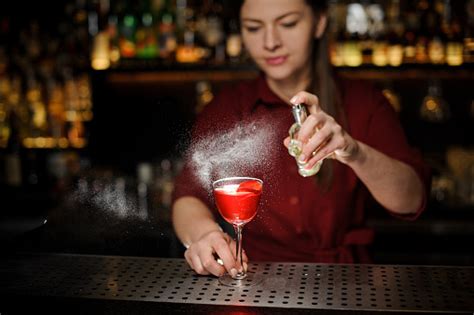 젊은 여자 바텐더 칵테일 글라스를 뿌리 가득 맛 있는 Aperol 주사기 여름 Peated 위스키와 칵테일 건강관리와 의술에 대한 스톡 사진 및 기타 이미지 Istock