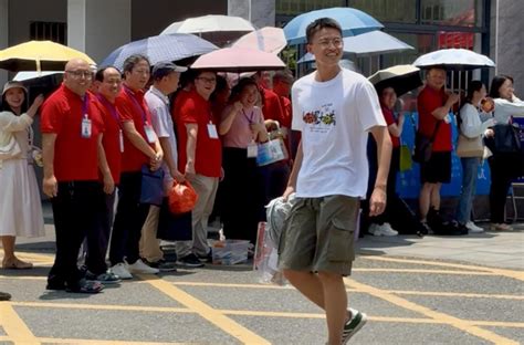 2025高考第一批显眼包出现了，考生冲出考场大喊：有人要采访我吗？