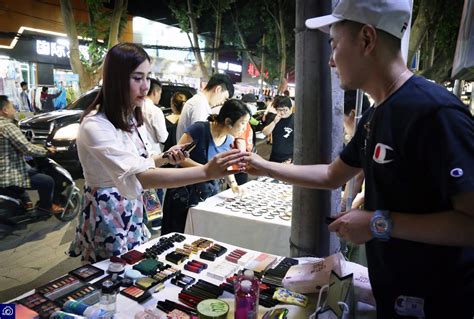 26岁小伙变性成女孩， 吓跑”初恋男友后仍渴望爱情初恋变性男友新浪新闻