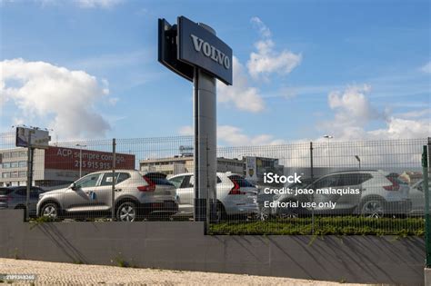 로고를 표시하는 표지판이 있는 울타리 뒤에 주차된 볼보 대리점 차량 0명에 대한 스톡 사진 및 기타 이미지 0명 Volvo 건축 Istock