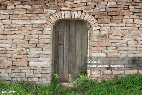 돌 건물의 벽에 나무의 다양한 그늘의 오래된 나무 판자 문 성 건축물에 대한 스톡 사진 및 기타 이미지 성 건축물 출입구 문 0명 Istock