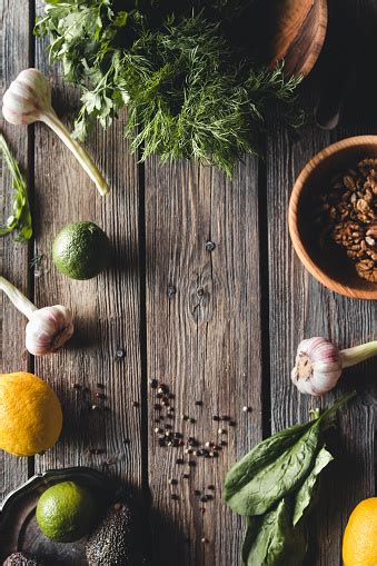 요리 녹색 허브 시금치 딜 파슬리 흰색 배경에 고립 된 나무 상자에 아보카도 고수에 대한 스톡 사진 및 기타 이미지 고수 골파 다양 Istock