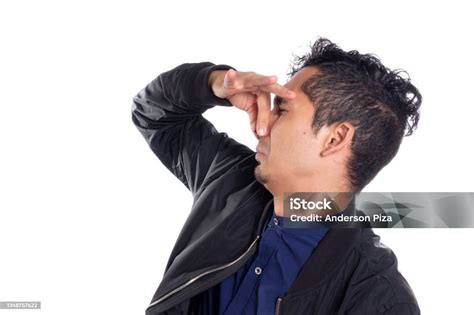 나쁜 냄새 때문에 코를 들고 있는 남자 흰색 배경입니다 나쁜 냄새의 혐오 표정을 가진 젊은 성인 라틴계 남자 25 29세에 대한 스톡 사진 및 기타 이미지 Istock