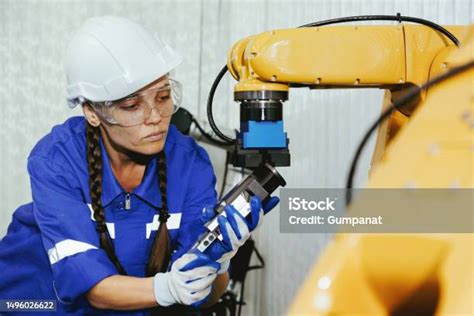 여성 자동화 기계 엔지니어 학생 연구 및 검사 제어 로봇 팔 기계 대학 또는 공장 작업장 Ai 로봇 기술 인더스트리 50 제조업의 새로운 혁신 트렌드 Stem 주제에 대한