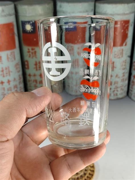 金王記拍寶網 】 學4 股a364 早期60年代 蘋果西打 鐵路公路杯 老玻璃杯一個 罕見稀少 Yahoo奇摩拍賣