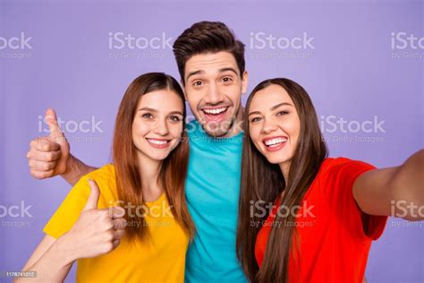 파란 의상 미친 소년 포기 손가락을 한 재미 펑키의 사진 초상화를 닫고 두 개의 좋은 달콤한 아름다운 숙녀 데 재미 시간 고립 된 보라색 배경 3 명에 대한 스톡 사진 및