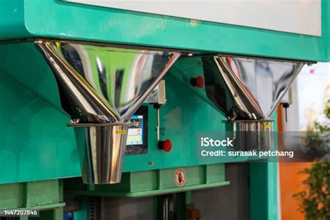 식품 또는 의료 등의 제조 공정을위한 자동 충전 기계의 배출 게이트 또는 출구 포트 또는 슈트 가이드를 닫습니다 강철에 대한 스톡 사진 및 기타 이미지 Istock