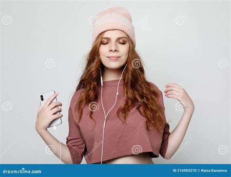 концепция образа жизни и людей молодая женщина в наушниках со