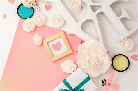 발렌타인 데이 결혼식 약혼 플랫 레이 상단 보기 선물 기프트 박스 리본 하트 장미 꽃 사랑 핑크 페이퍼 개념에 대한 스톡 사진 및 기타 이미지 Istock