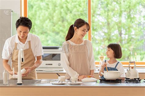 年轻的日本家庭在厨房做饭