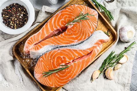 향신료와 나무 트레이에 신선한 송어 스테이크 건강한 해산물 회색 배경입니다 맨 위 보기 건강한 생활방식에 대한 스톡 사진 및