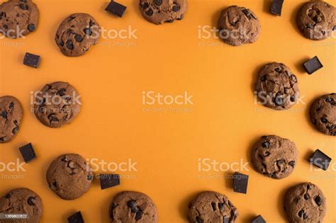 밝은 갈색 배경에 최고 보기 초콜릿 쿠키와 초콜릿 조각 공간을 복사합니다 0명에 대한 스톡 사진 및 기타 이미지 0명 갈색 달콤한 음식 Istock