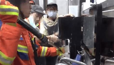 奶茶店员工手卡捶打机情况危急 消防队员到场施救 操作 徐家汇 部门