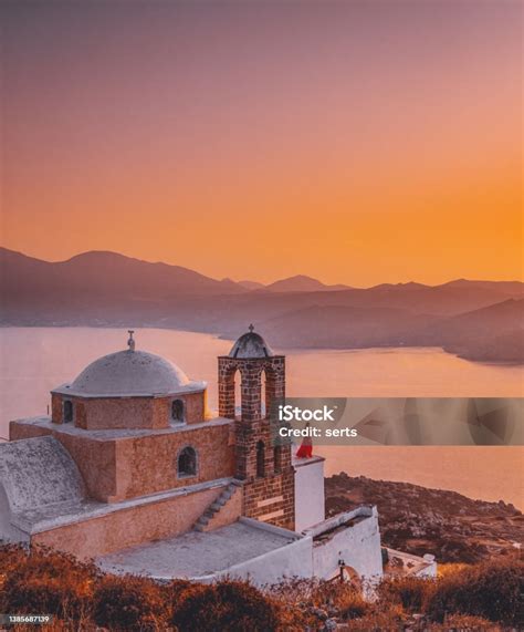 그리스 밀로스 섬의 일몰 시간에 플라카 빌리지에있는 전통적인 그리스 정교회 밀로스에 대한 스톡 사진 및 기타 이미지 밀로스