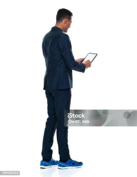 양복을 입고 서 있는 전신 길이 후면 백 1인 2029세 성인 잘생긴 사람 흑발 짧은 머리 아프리카 민족 아프리카계 민족 아프리카계 미국인 사업가 사업가 서 있는 사람