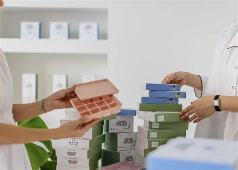 해녀스킨 코덱시알 수딩 크림은 보습제품의 단골 성분인 글레세린과 쉐어버터가 피부 깊숙히 수분을 보충해 줍니다 그리고 칼라민