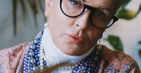 60 세 이상의 여성 60 세 이후의 삶 고급스러운 룩 고령자 고리버들 고상한 노인 패션 눈높이 샷 라이프스타일 멋진 할머니 목걸이 보호 스타일 비즈