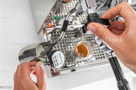 바리스타 카페 레스토랑에서 스팀머신으로 커피 찜 우유 만들기 바리스타에 대한 스톡 사진 및 기타 이미지 바리스타 온도계 Ristretto Istock