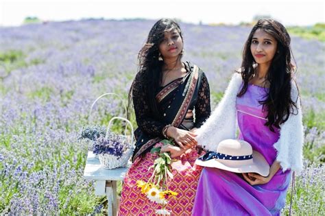 Dos Hermosas Chicas Indias Visten El Vestido Tradicional Saree India En Un Campo De Lavanda