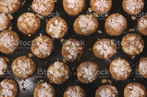 가루 설탕을 뿌린 아몬드 플레이크를 곁들인 쿠키는 오븐 패턴으로 구워집니다 가루 설탕에 대한 스톡 사진 및 기타 이미지 가루 설탕 러시아 만들기 Istock