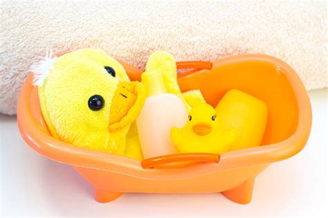 아기 위생 및 목욕 용품 샴푸 병 아기 비누 수건 노란색 오리 고무 장난감 면 패드 및 귀 스틱 빗 목욕탕에서 0명에 대한 스톡 사진 및 기타 이미지 Istock
