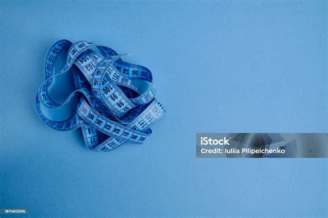 파란색 배경에 파란색 줄자 길이와 부피를 측정하기 위한 도구 의류 산업 또는 인체의 부피를 측정하기 위한 테이프 0명에 대한 스톡 사진 및 기타 이미지 Istock