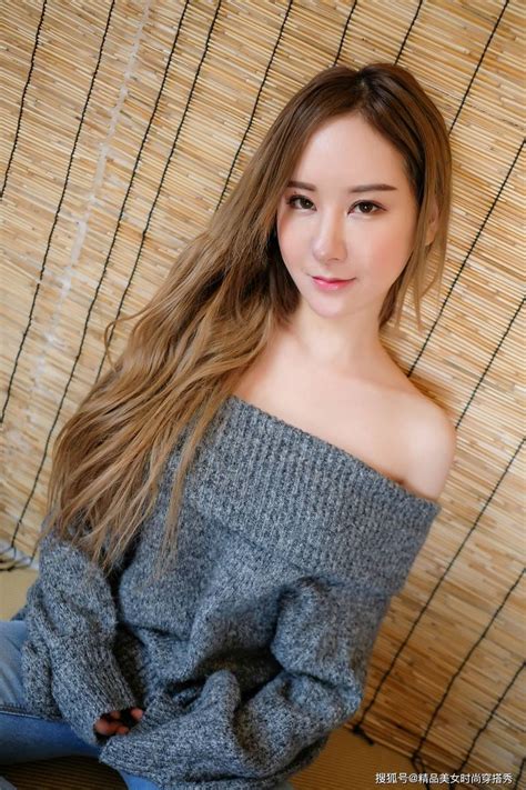 娇小可爱的清纯小妹一字肩小衫配牛仔裤青春靓丽 搜狐大视野 搜狐新闻