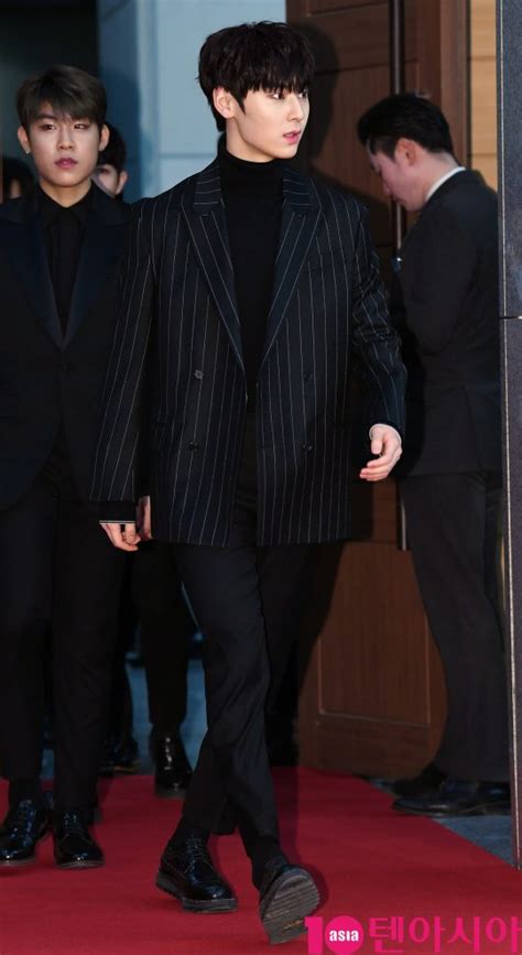 Ten Photo워너원 황민현 머리부터 발끝까지 시크한 올블랙 텐아시아