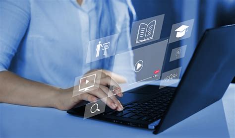 디지털 화면에서 온라인 레슨에 참석하는 사람 E러닝 교육 인터넷 레슨 및 온라인 웨비나 교육 인터넷 기술 Brand Name Online Messaging Platform에